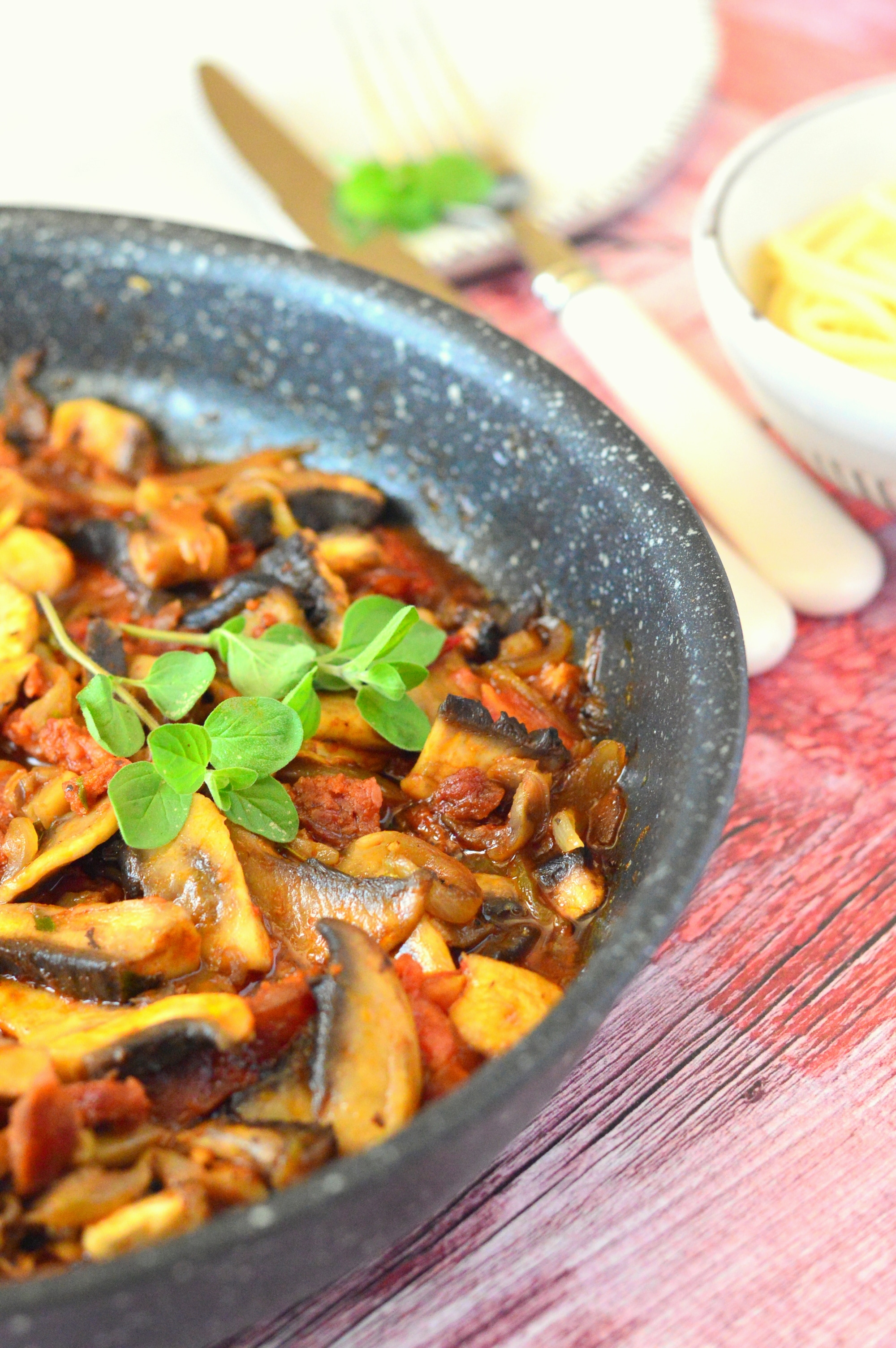 Gombás-kolbászos ragu spagettivel - Kifőztük