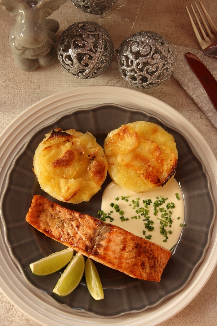 Grillezett lazac francia burgonyával, snidlinges-citromos mártással ...